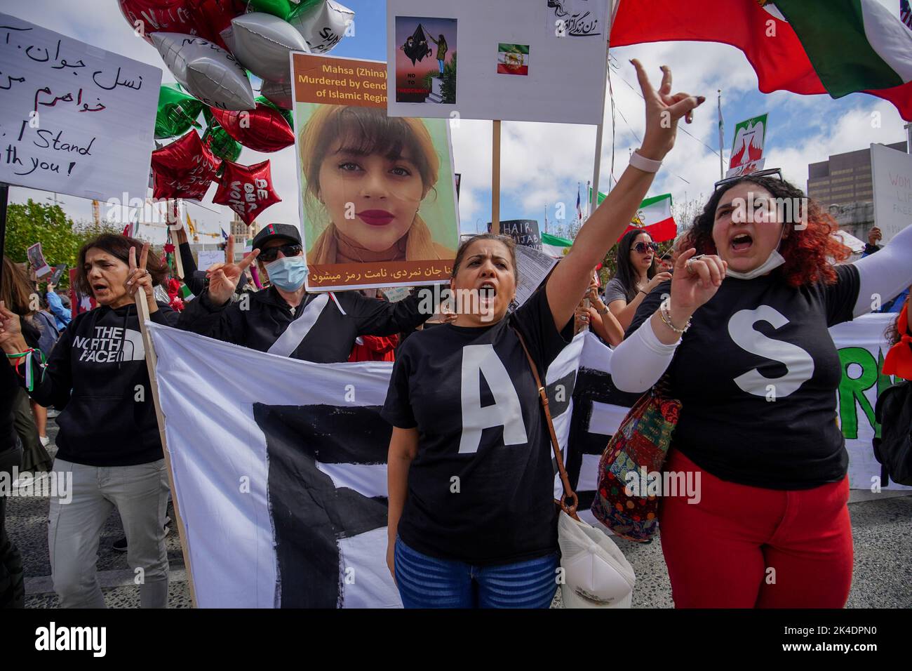 Les gens se rassemblent à l'extérieur de l'hôtel de ville de San Francisco avec le portrait de ...