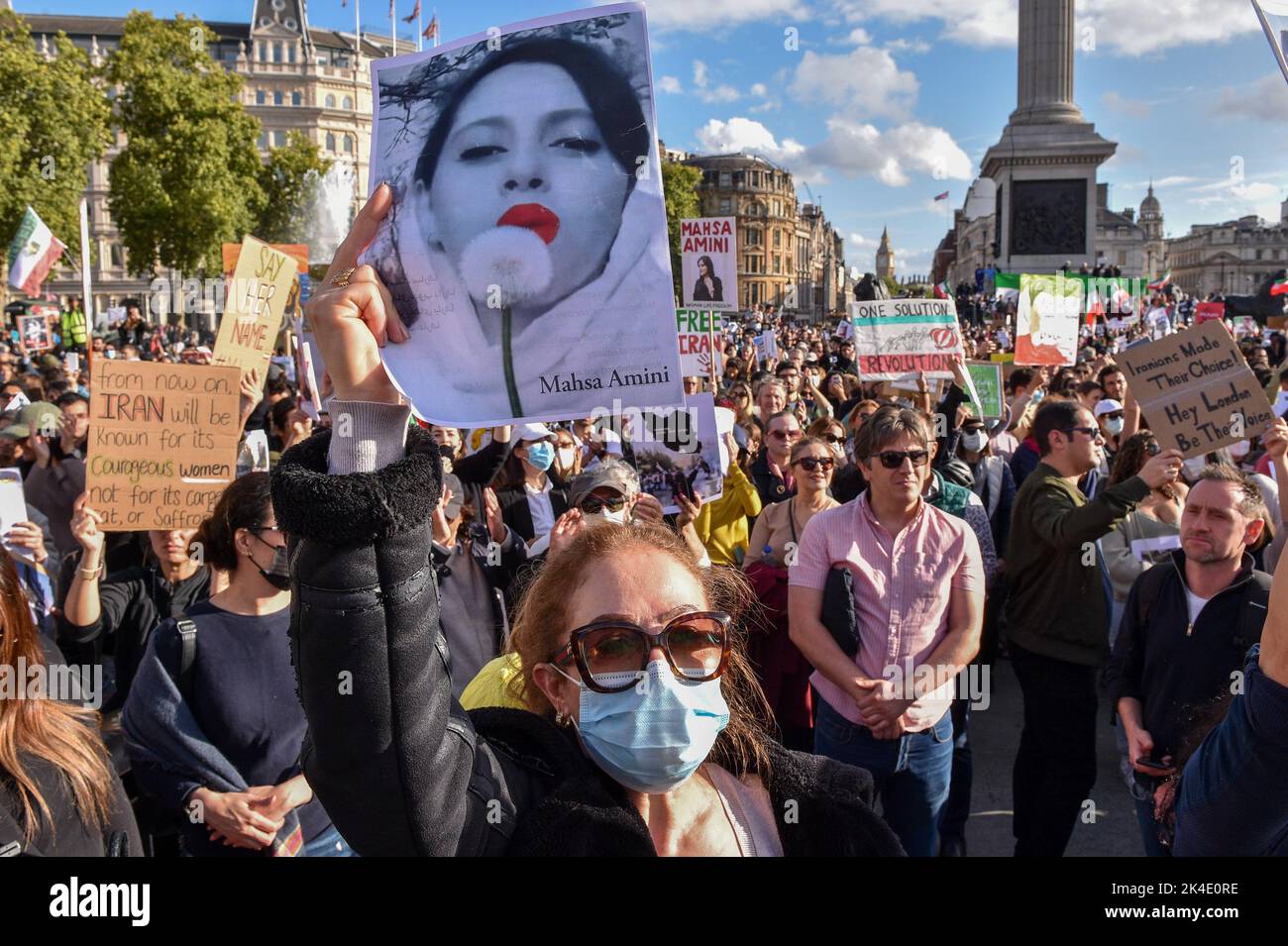 Un manifestant tient le portrait de Mahsa Amini pendant la démonstration. “Femmes, vie, liberté ...