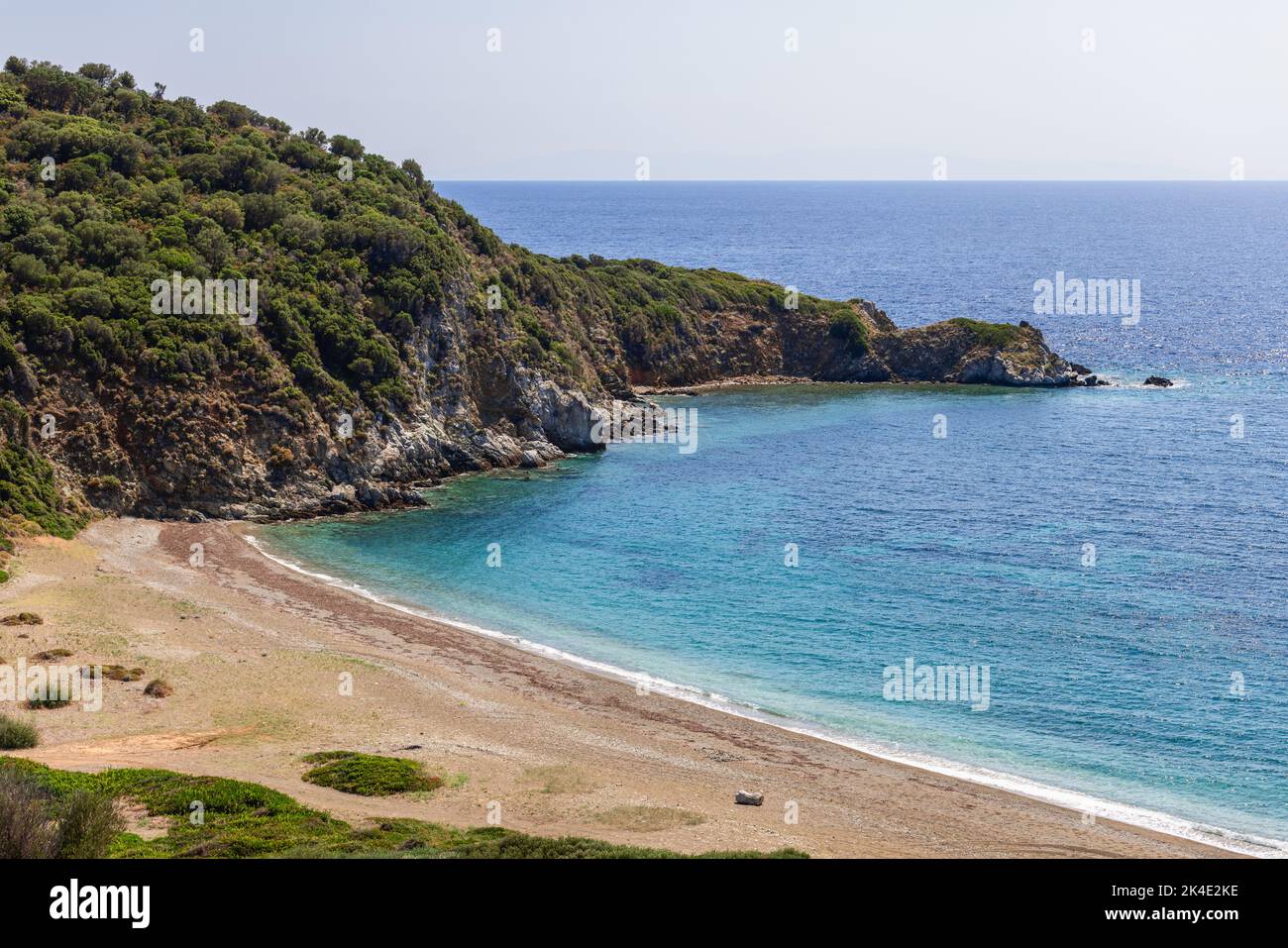 Une baie plus charmante cachée des regards indiscrets sur la côte ...