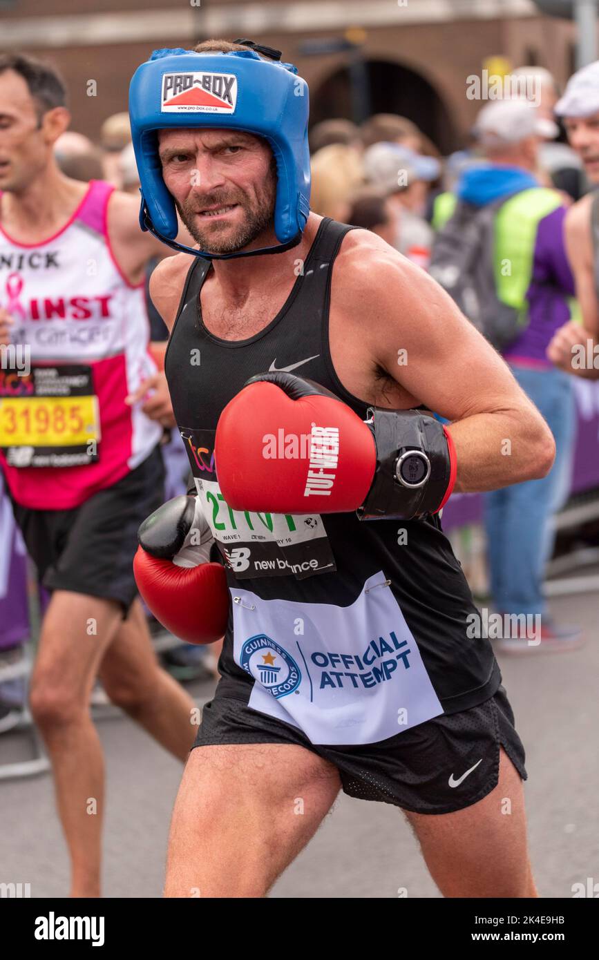 Wheelchair and boxing gloves Banque de photographies et d’images à ...