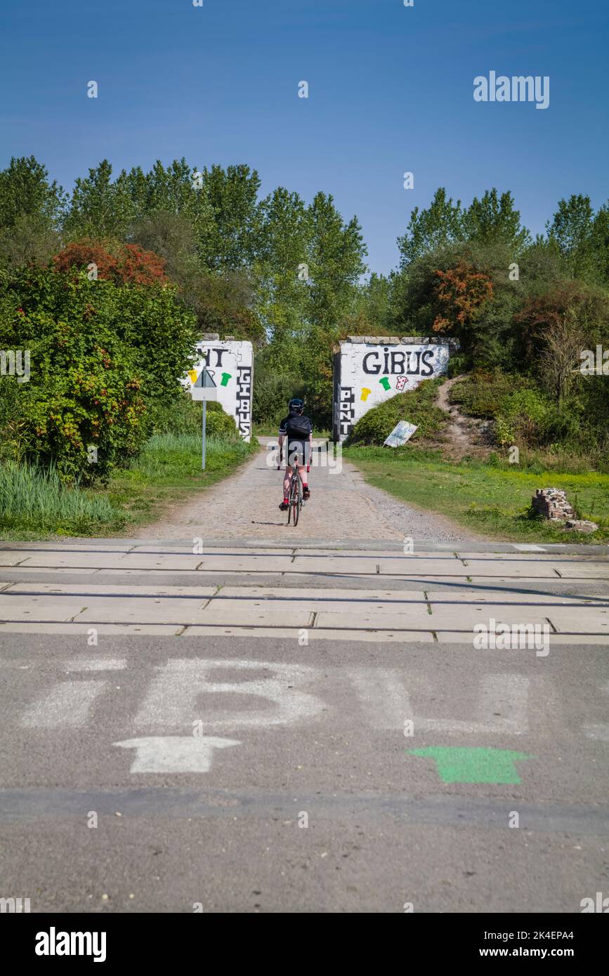 Cycliste sur le célèbre secteur de Pont Gibus de la course cycliste ...