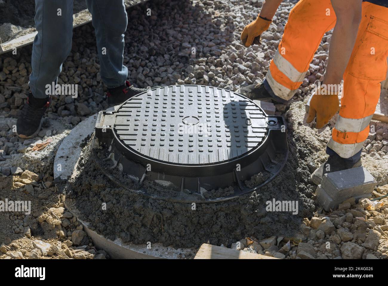 L'installation d'une trappe d'égout en fonte dans une base en béton ...