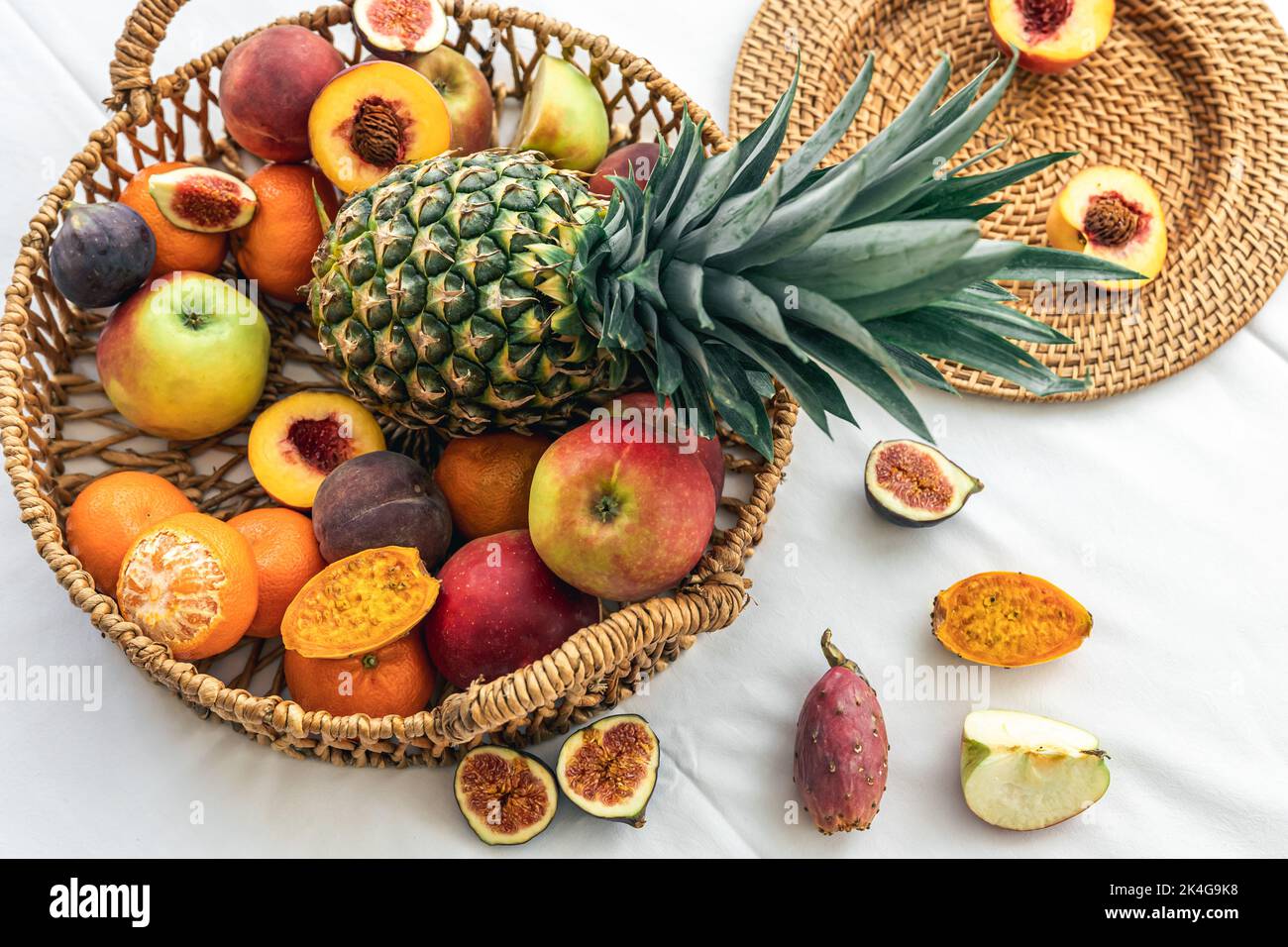 Ananas et autres fruits exotiques dans un panier en osier sur fond ...