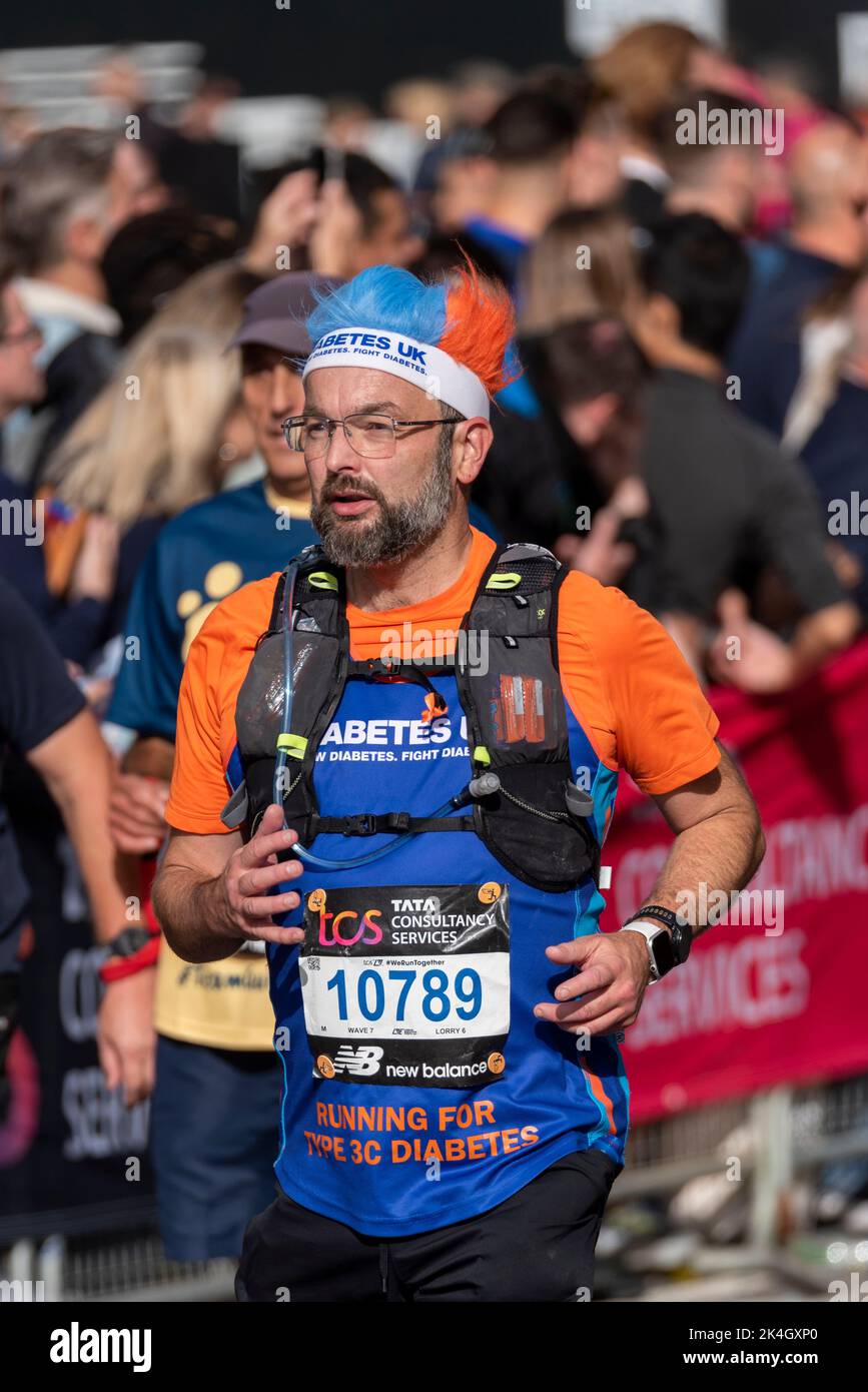 James Duddridge MP en course au TCS London Marathon 2022, sur Tower ...