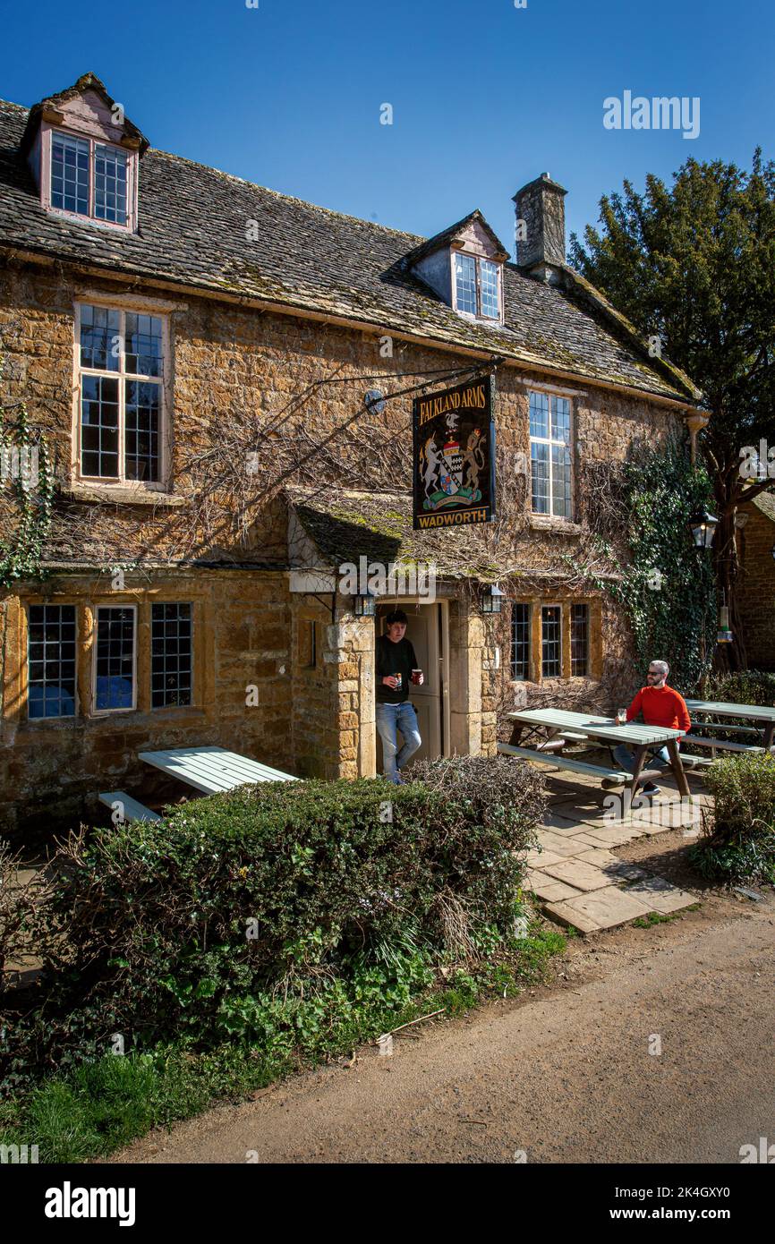 Le Falkand Arm extérieur le pub Falkland Arms dans le village de ...