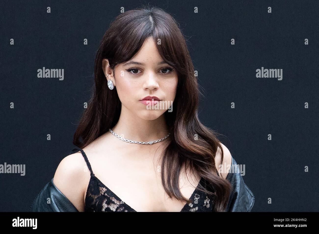 Jenna Ortega participe au spectacle de vêtements pour femmes Valentino Printemps/été 2023 dans ...