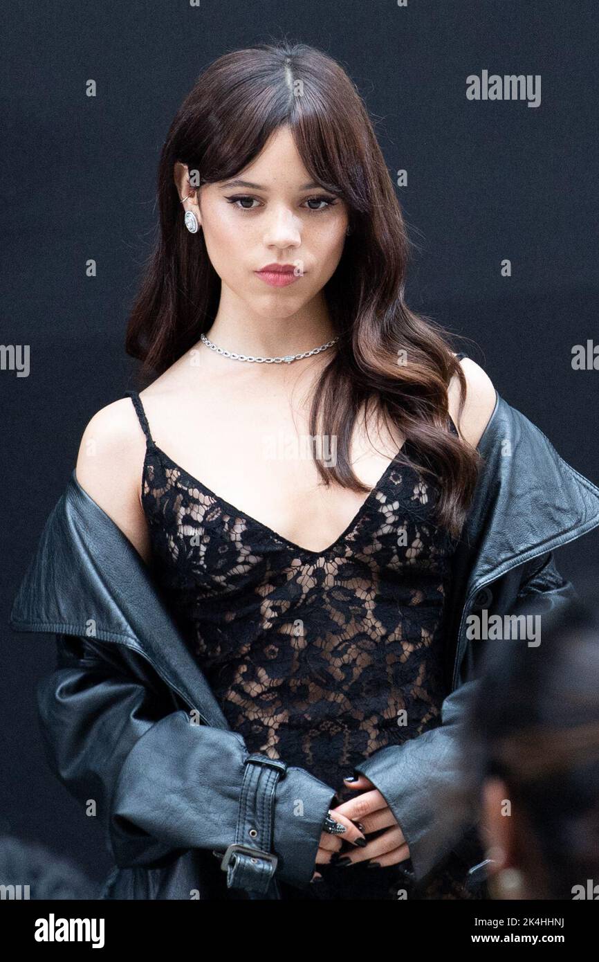 Jenna Ortega participe au spectacle de vêtements pour femmes Valentino Printemps/été 2023 dans ...