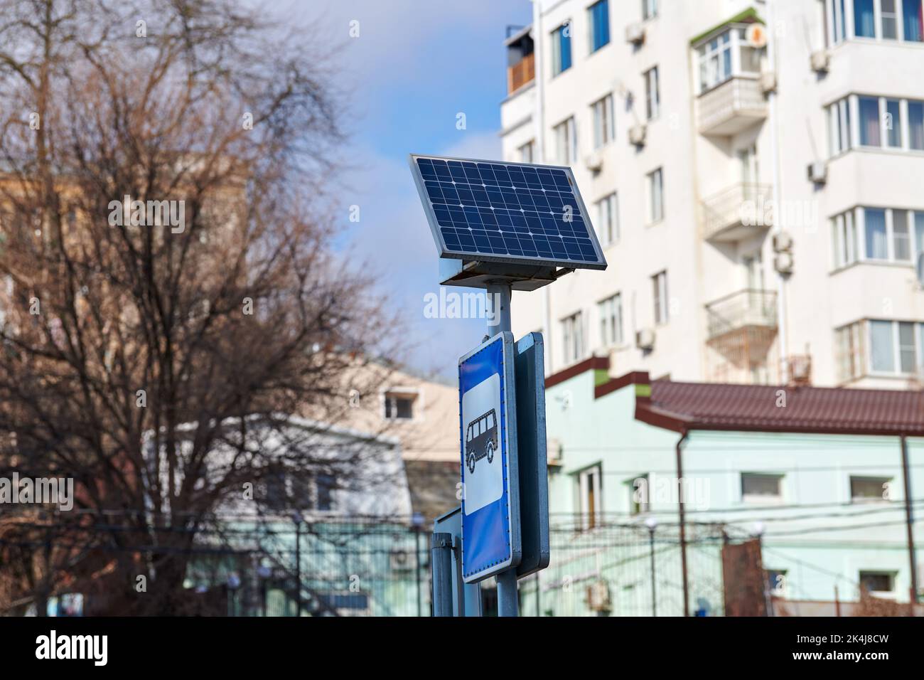 Panneau solaire sur le panneau de signalisation de la ville ...