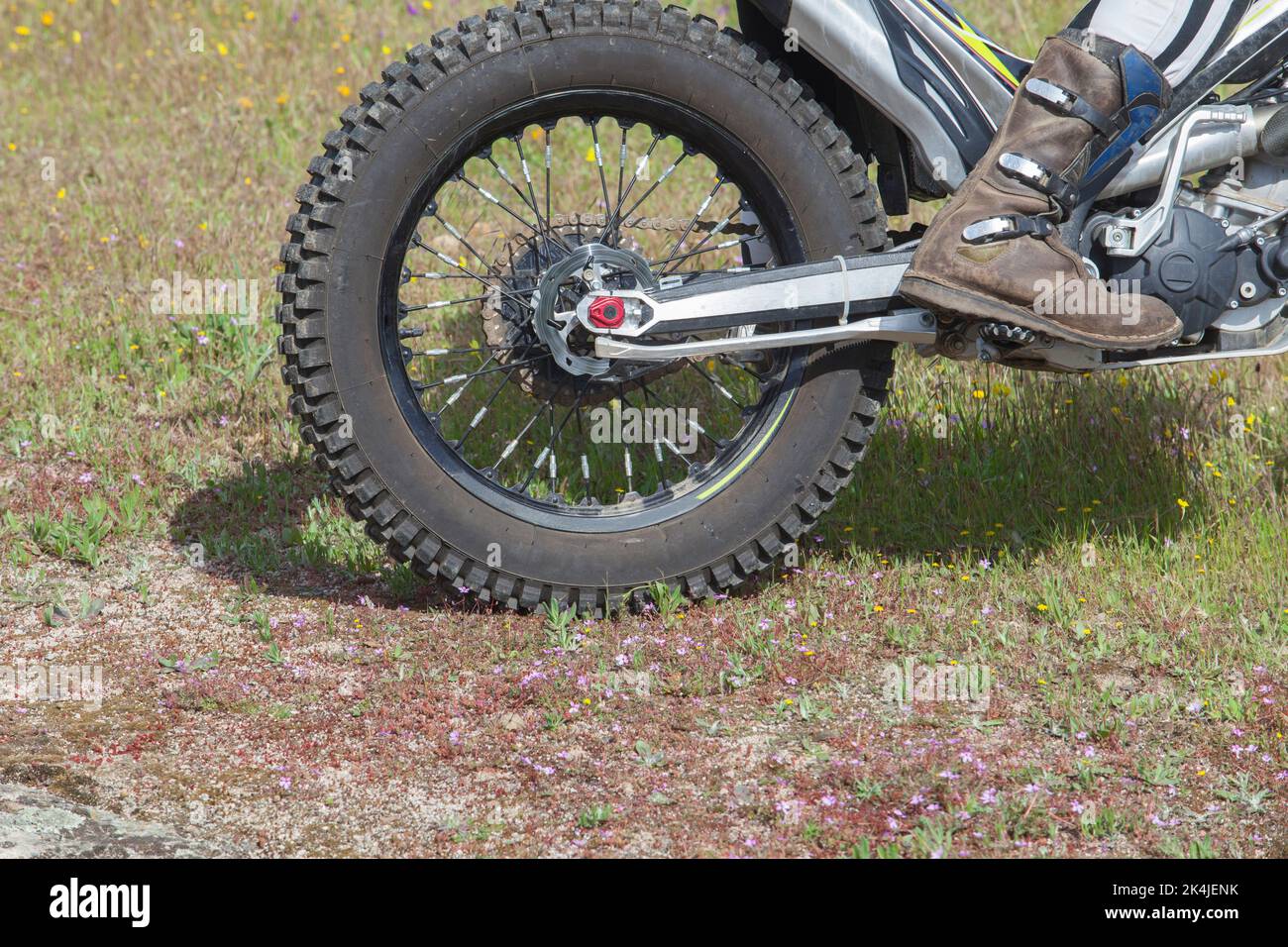 Roue arrière de la moto d'essai. Essai de proximité des pièces de moto ...