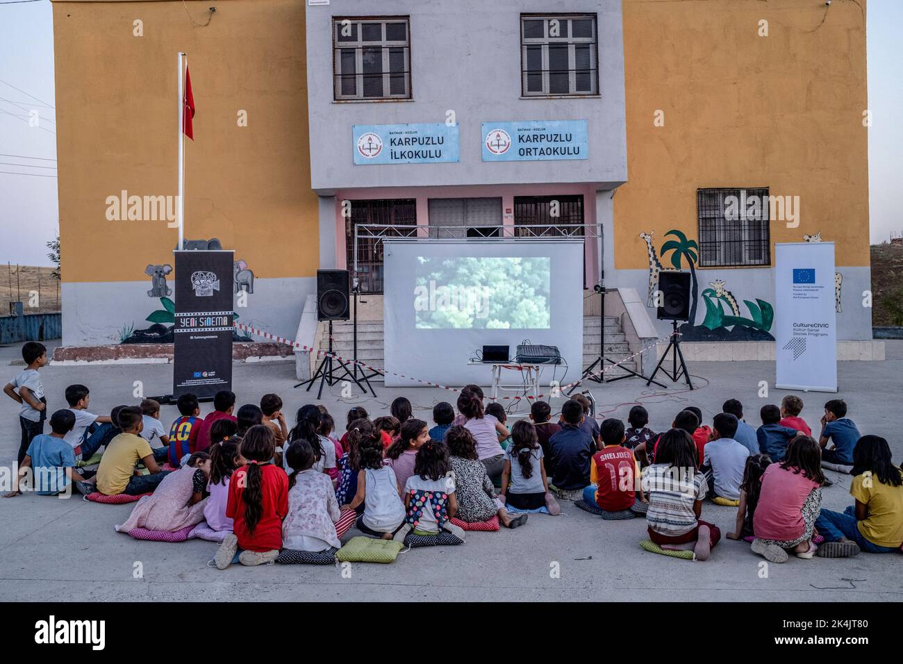 Batman, Turquie. 02nd octobre 2022. Les enfants regardent attentivement ...