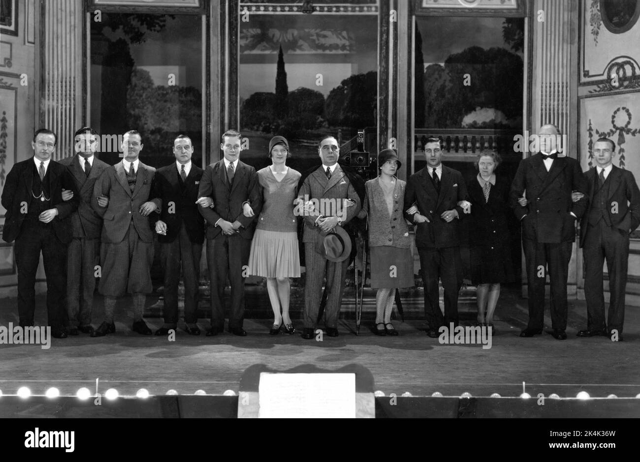 Équipe de film / personnel technique a posé la photo de groupe pendant ...