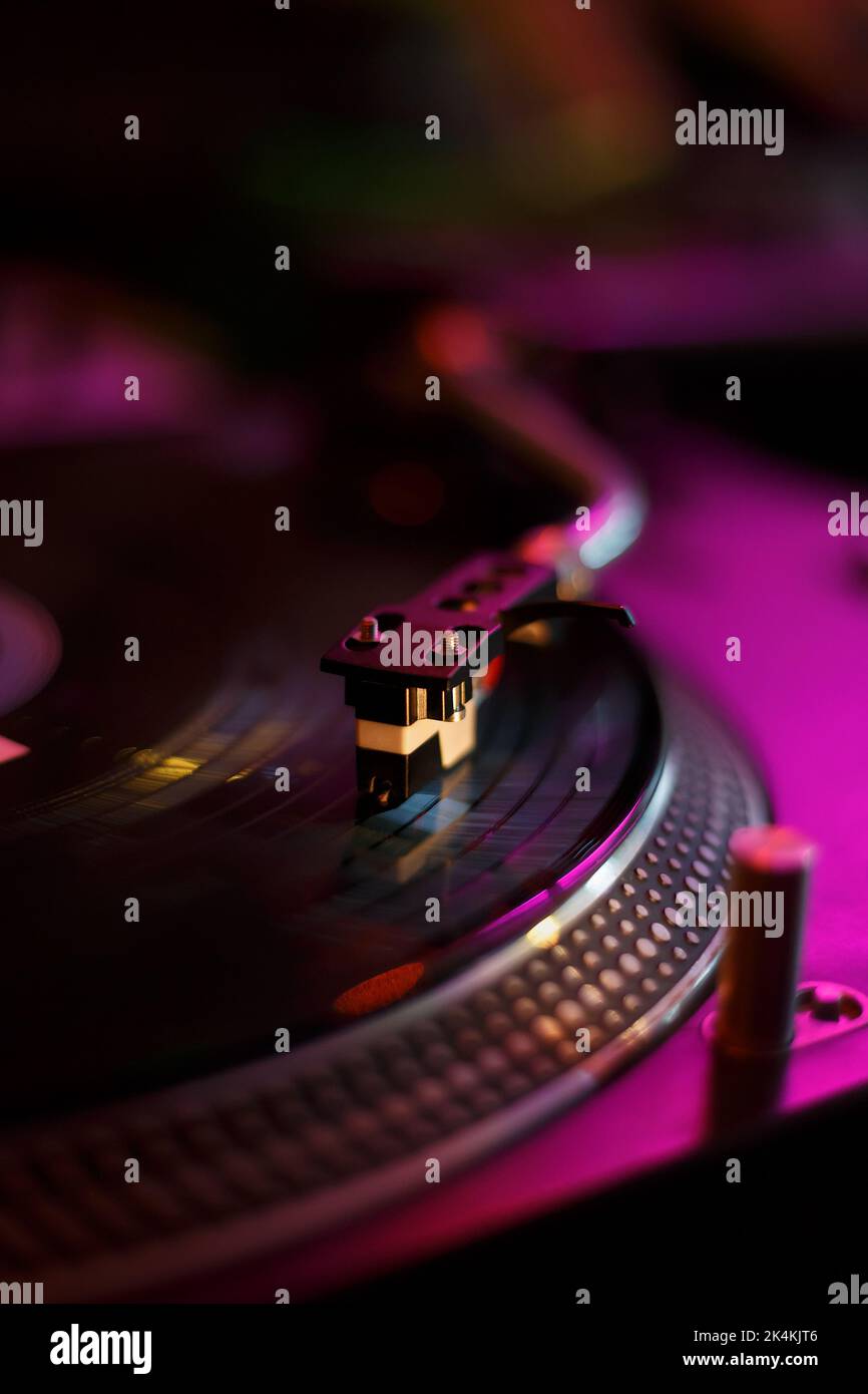DJ platine lit le disque vinyle avec de la musique. Lecteur de disque ...