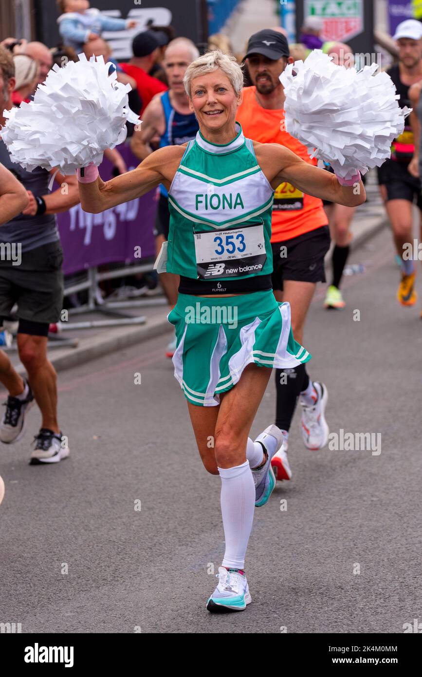 Fiona carter en course au TCS London Marathon 2022, sur la route d ...
