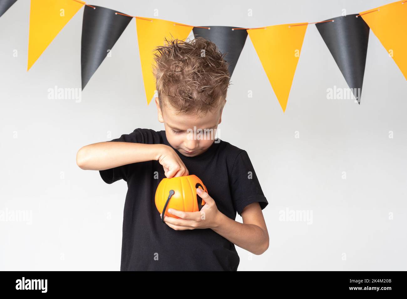 Garçon mange une orange Banque de photographies et d’images à haute ...