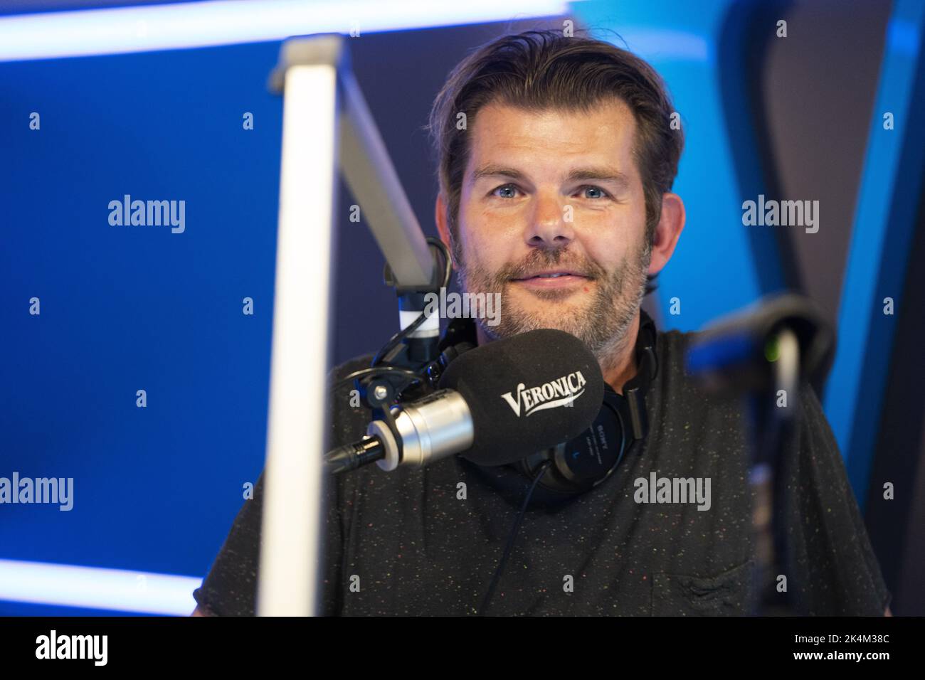 2022-10-03 16:58:18 HILVERSUM - DJ Sander Lantinga dans le studio de ...