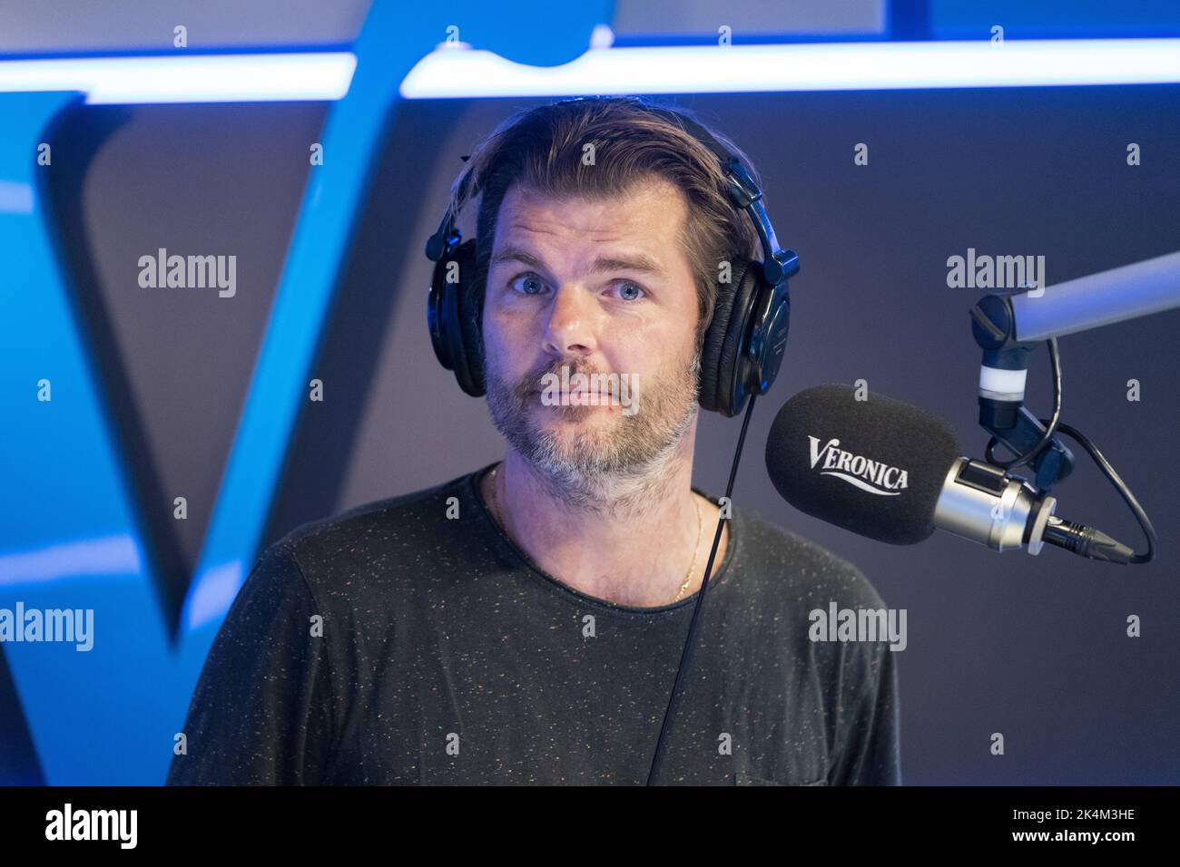 2022-10-03 16:58:58 HILVERSUM - DJ Sander Lantinga dans le studio de ...