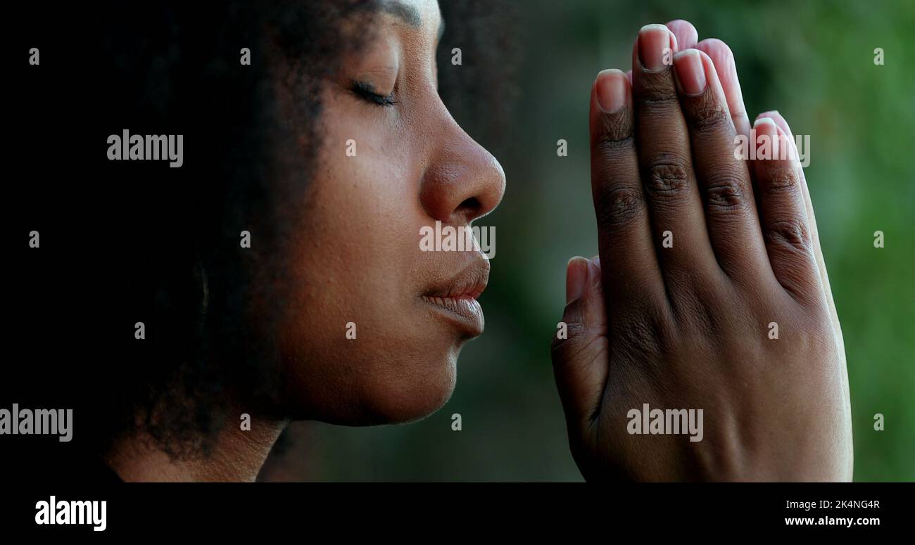 Femme africaine en prière Banque de photographies et d’images à haute ...