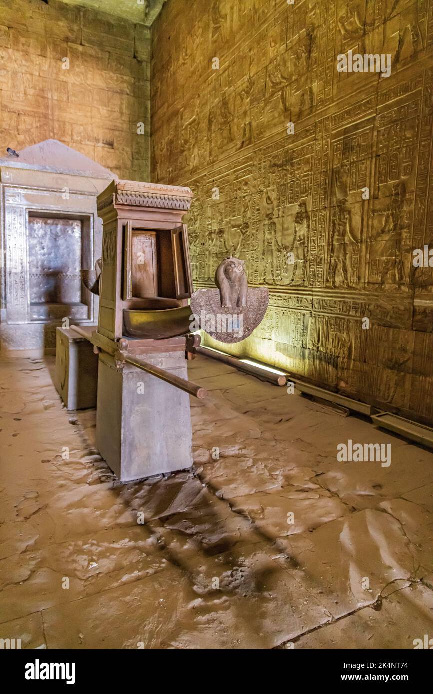 Barque at temple of horus in edfu Banque de photographies et d’images à ...