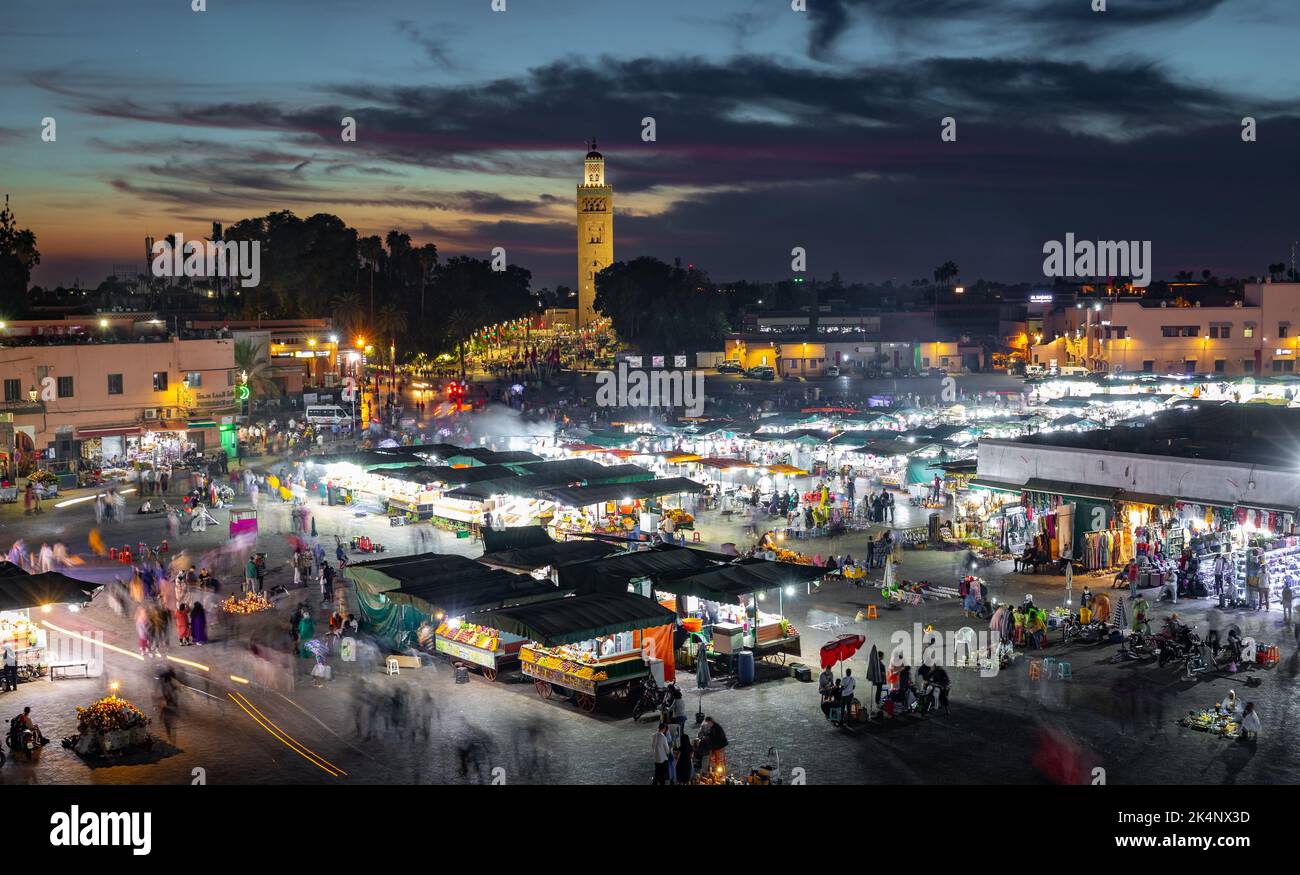 MARRAKECH, MAROC - 02 NOVEMBRE 2021 : les habitants de Jemaa el-Fnaa où ...