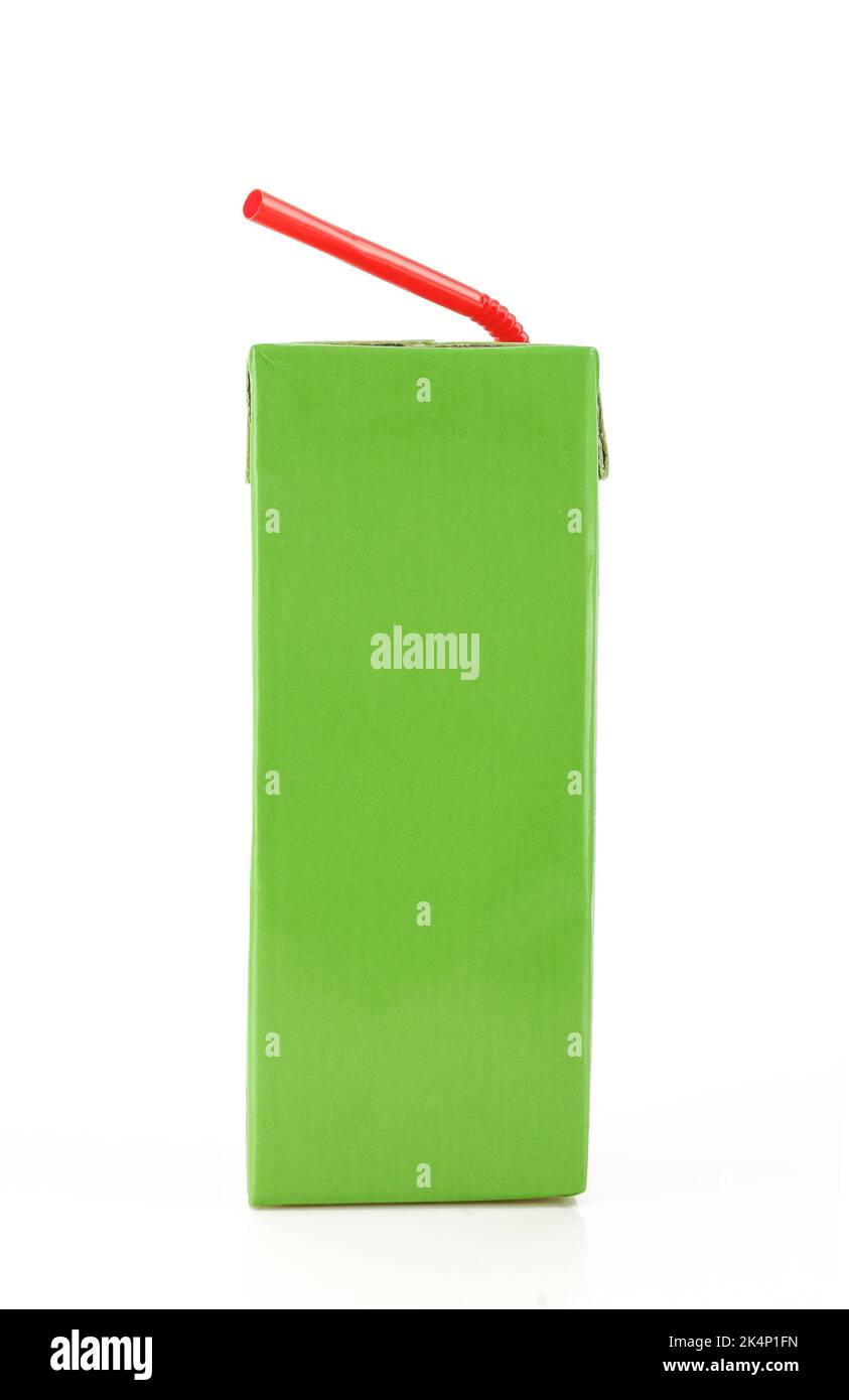 Boîte en carton vert avec paille en plastique rouge. Paquet de jus de ...