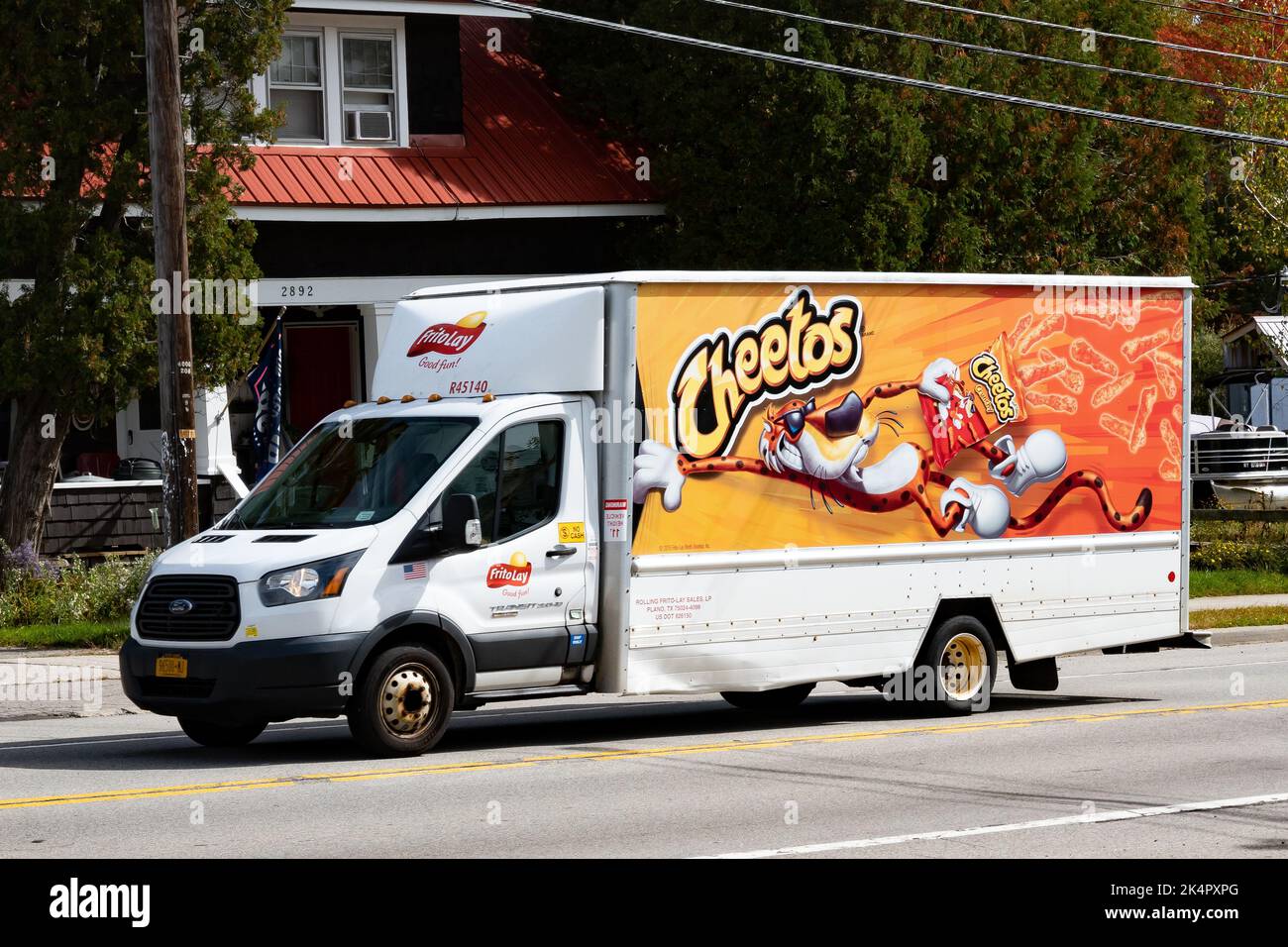 Un camion de livraison blanc Frito Lay Good Fun avec une publicité pour ...