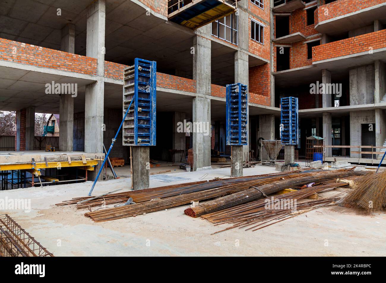 Bâtiment industriel, fondations, piliers, coffrage, structures en béton ...