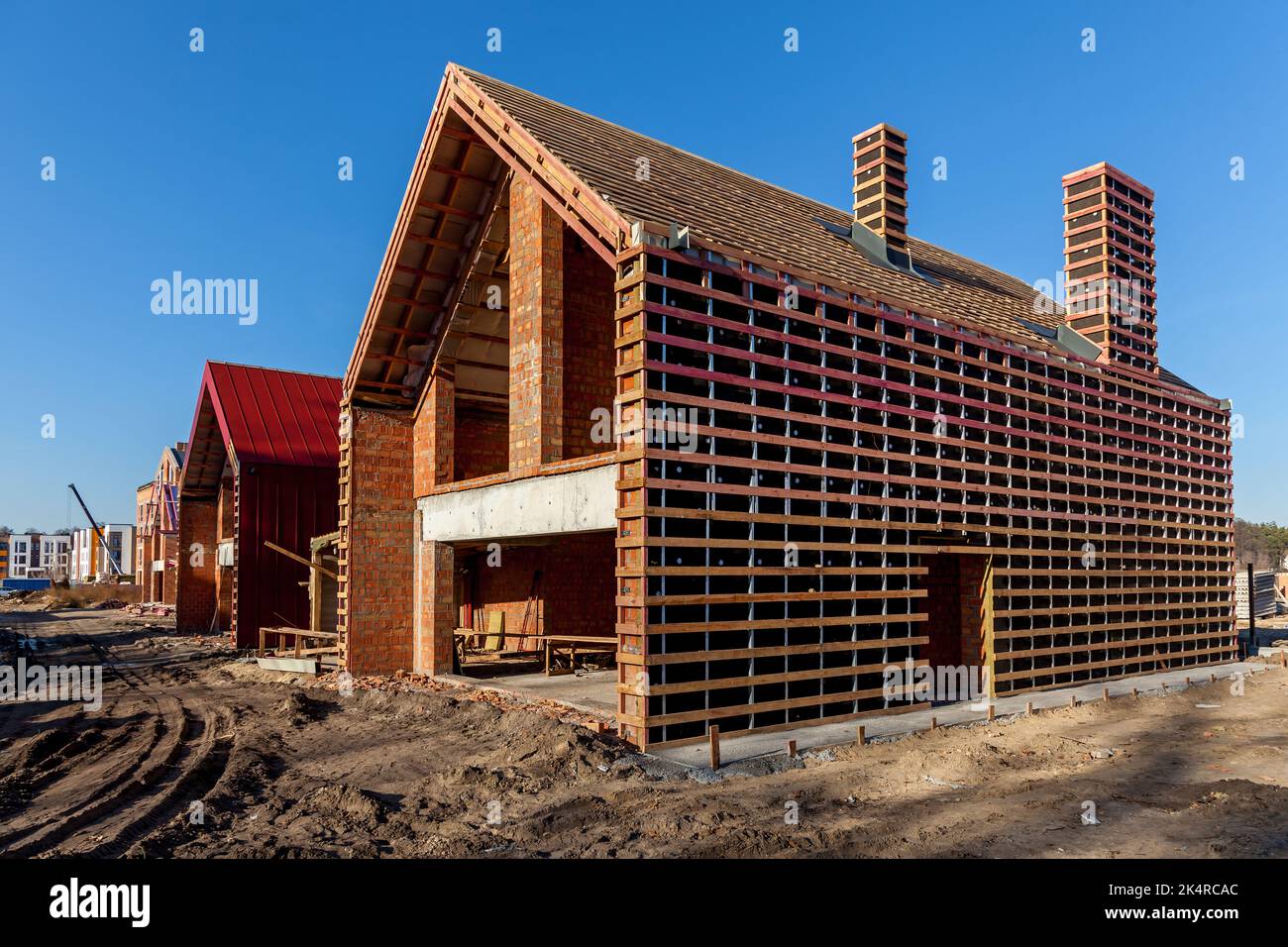 Maison en brique avec un cadre en bois pour la construction de tôles ...