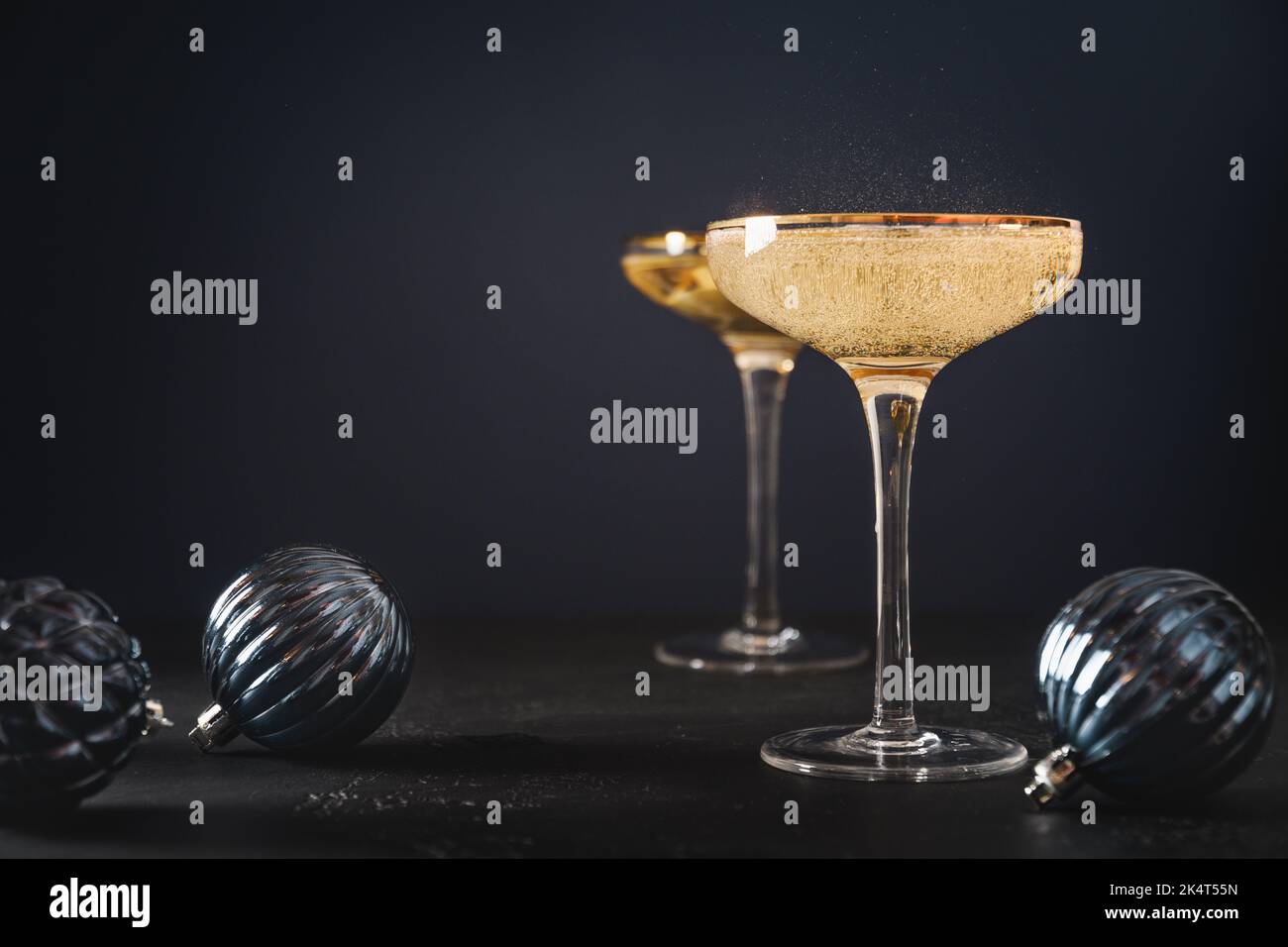 Champagne du nouvel an festif dans des verres à vin décorés de boules ...