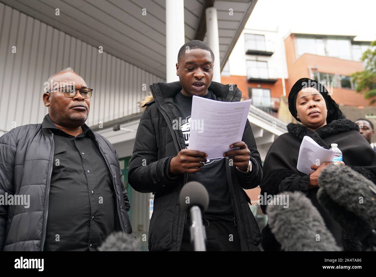 Le cousin de Chris Kaba, Jefferson Bosela, lit une déclaration devant ...