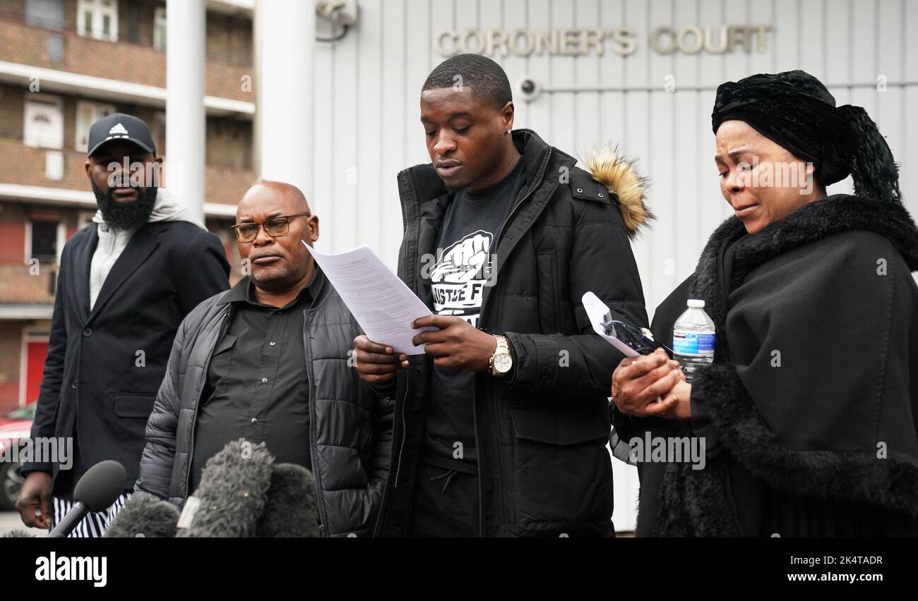 Le cousin de Chris Kaba, Jefferson Bosela, lit une déclaration devant ...