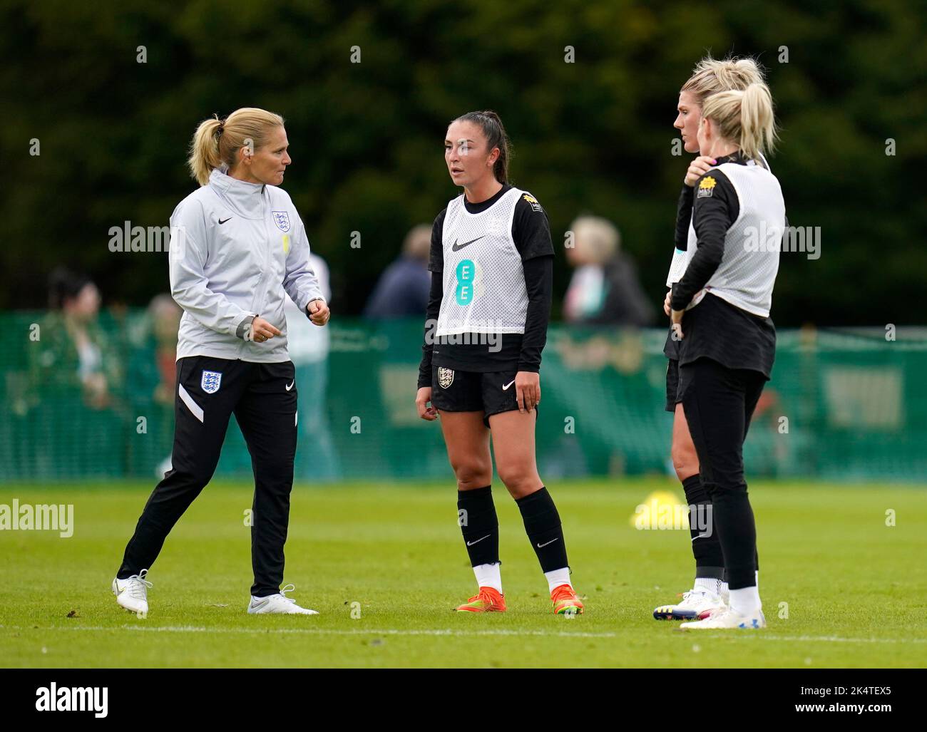 Sarina Wiegman, directrice de l'Angleterre (à gauche), parle à Katie ...