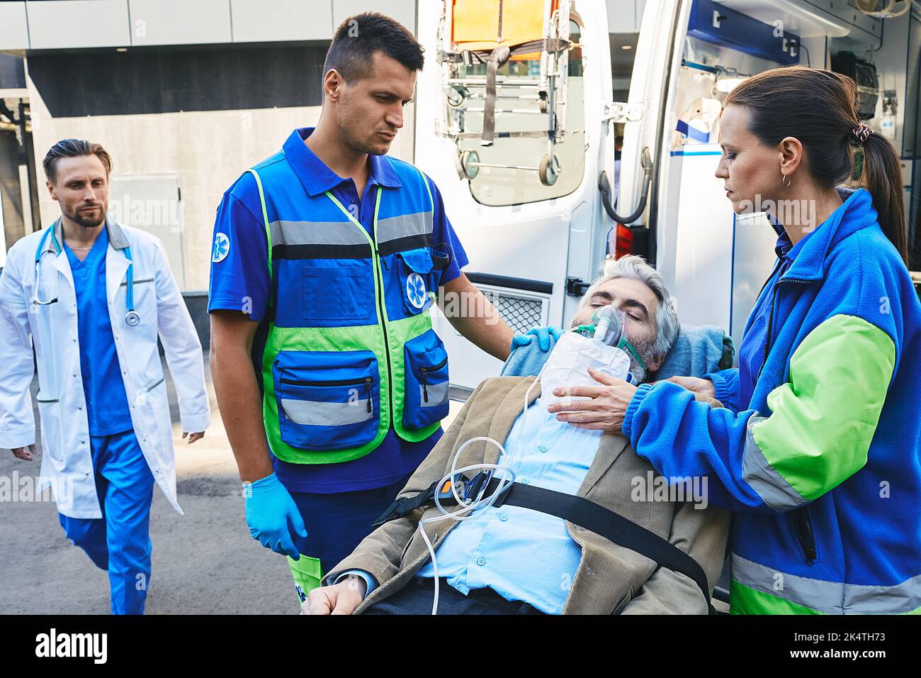 médecin se précipitant chez le patient senior avec masque respiratoire ...