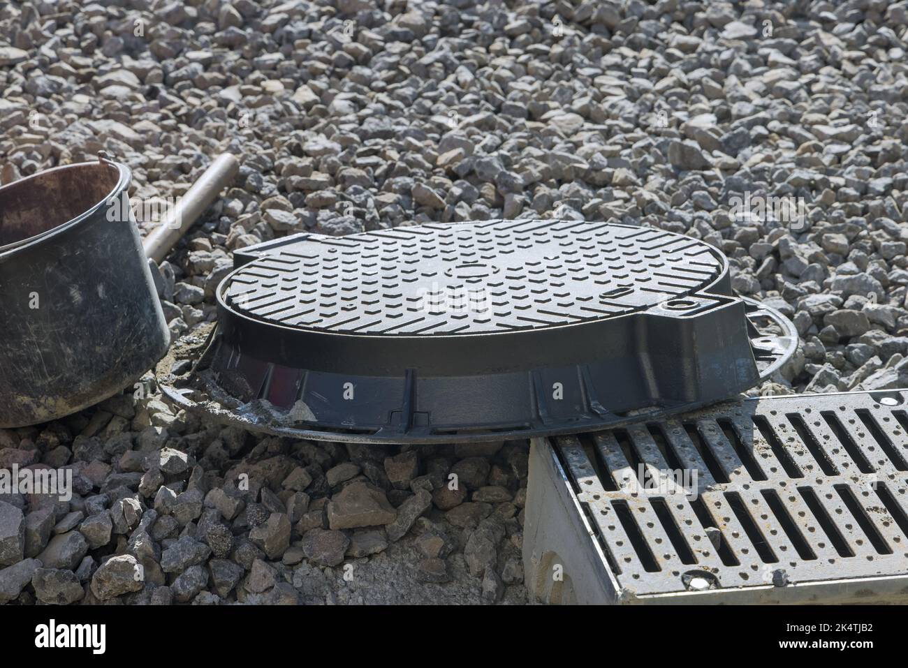 Installer une trappe d'égout en fonte sur une fondation en béton afin d ...