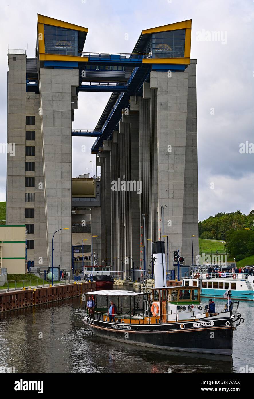 Brandenburg, Niederfinow: 04 octobre 2022, le remorqueur à moteur ...
