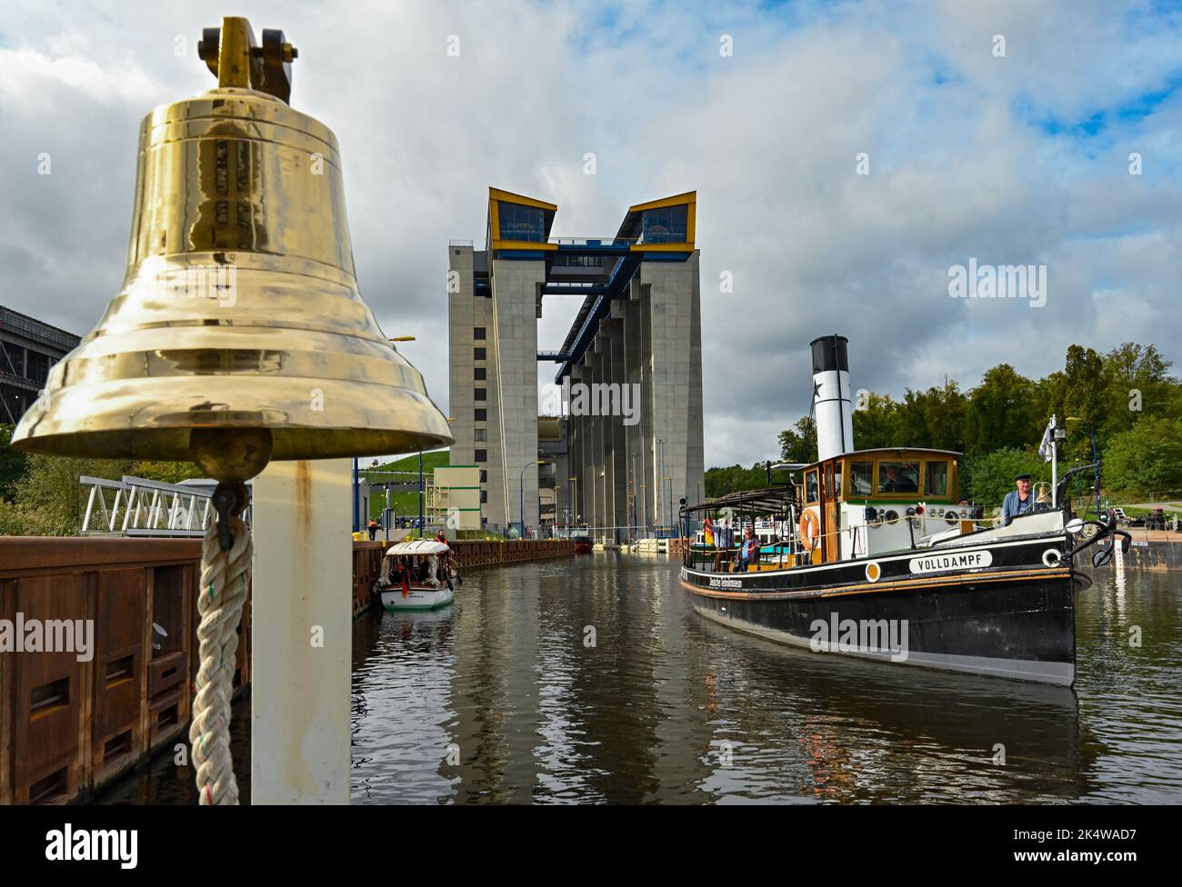 Brandenburg, Niederfinow: 04 octobre 2022, le remorqueur à moteur ...