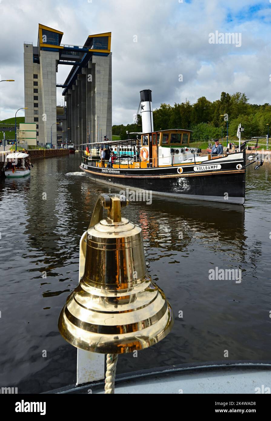 Brandenburg, Niederfinow: 04 octobre 2022, le remorqueur à moteur ...