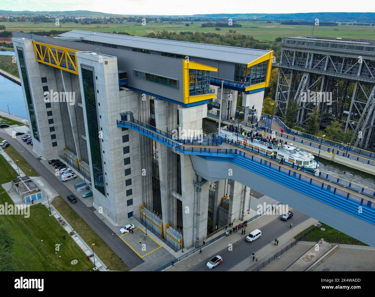 Brandebourg, Niederfinow: 04 octobre 2022, un bateau d'excursion sort ...