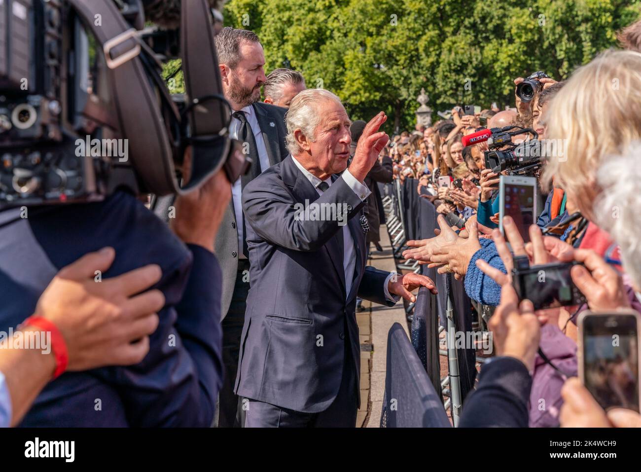 Le lendemain de la sortie de la reine Elizabeth II son fils le roi ...