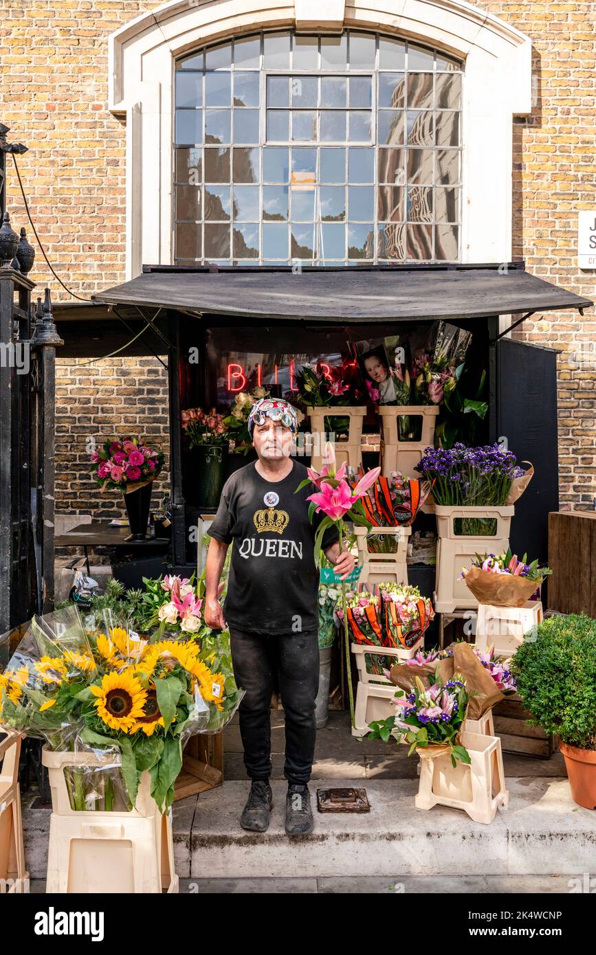 Royal Superfran John Loughrey pose avec quelques fleurs à l'extérieur D ...