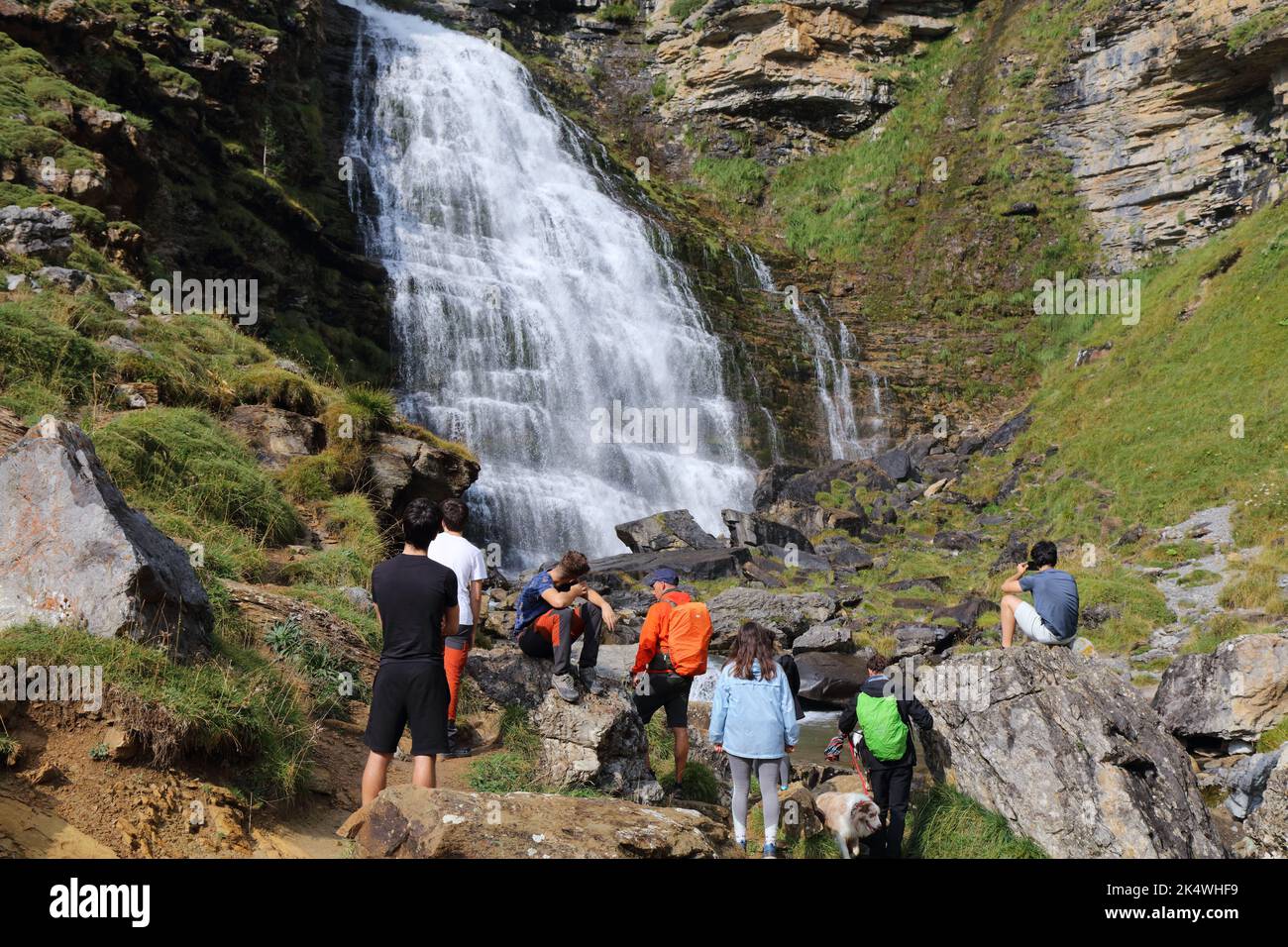 PYRÉNÉES, ESPAGNE - 25 SEPTEMBRE 2021 : les touristes visitent une ...