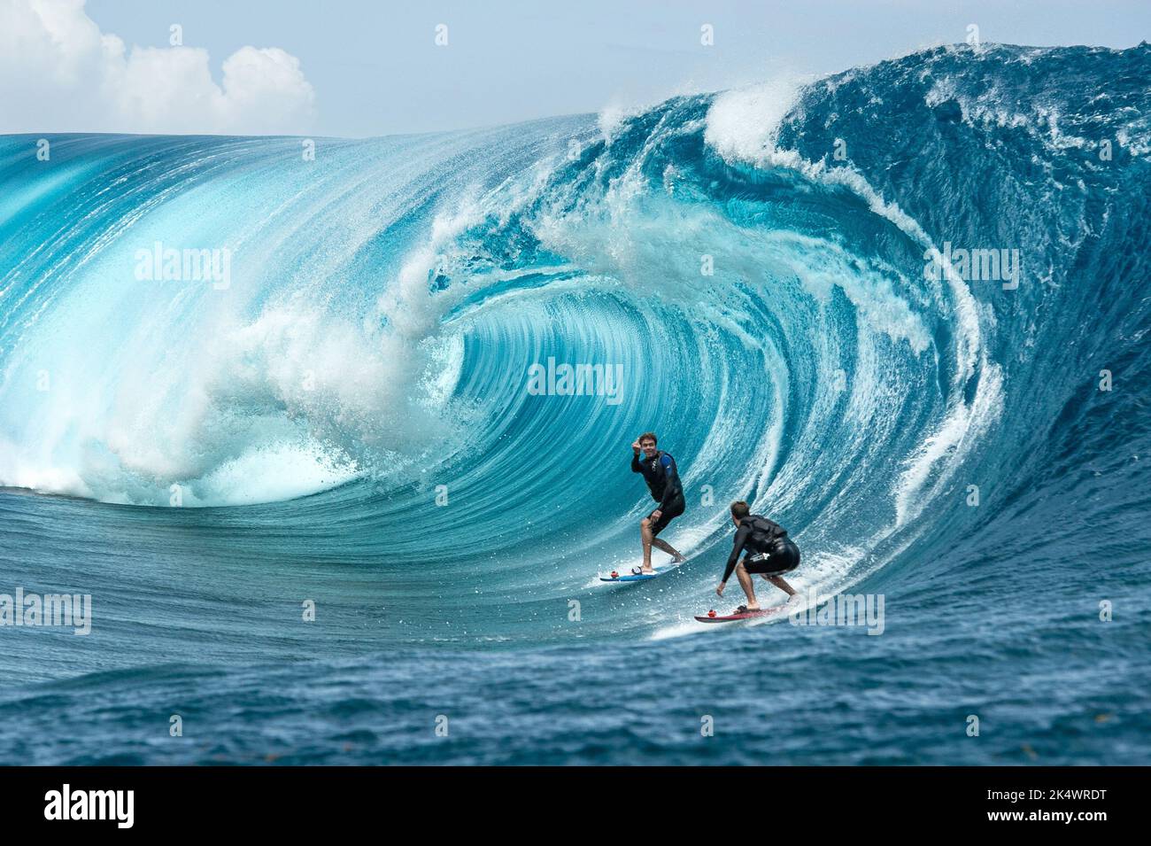 Huge wave in teahupoo Banque de photographies et d’images à haute ...