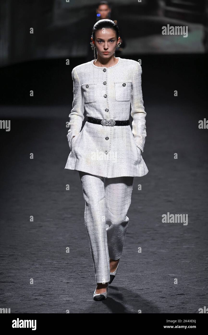 Le modèle Marilou Hanriot marche sur la piste du défilé de mode de ...