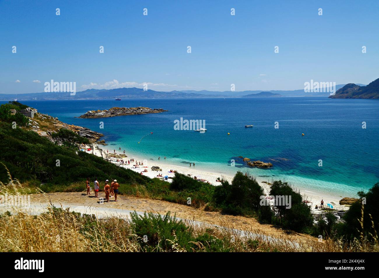 Touristes regardant la vue sur la Playa de Nuestra Señora / Plage Praia ...