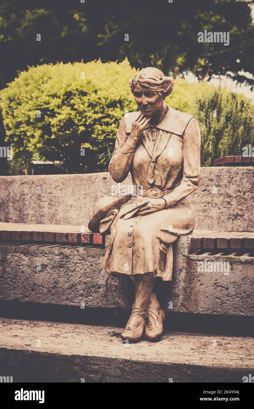 Vieille Dame Assise Sur Une Statue De Banc Banque De Photographies Et D