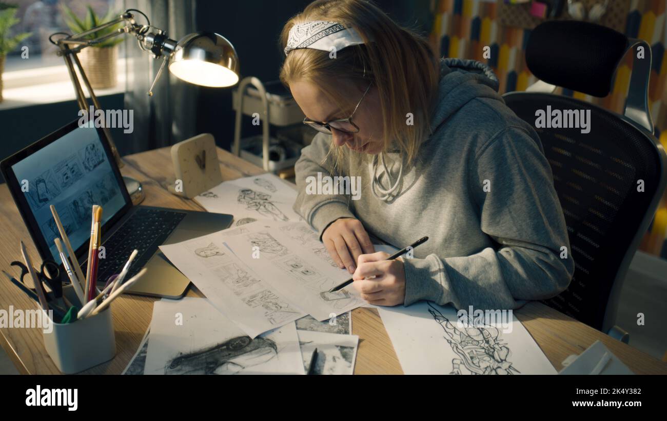 L'animatrice féminine crée des esquisses pour le dessin animé. Regarde ...