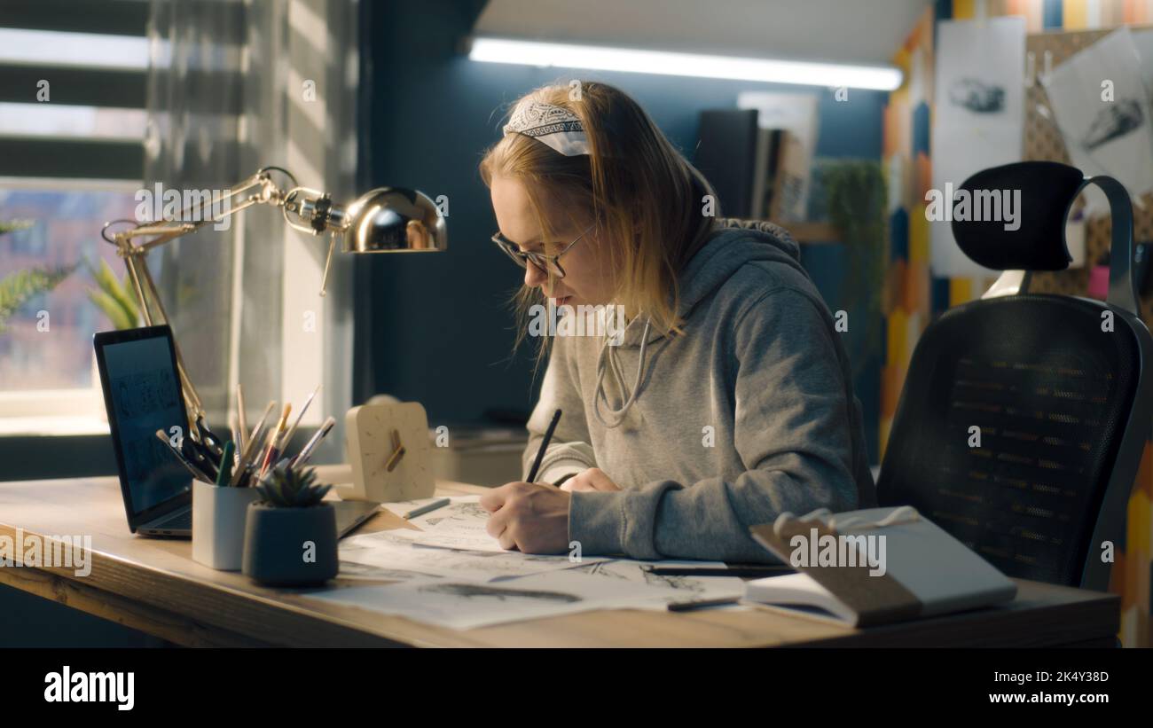Une jeune artiste dessine des croquis au crayon sur une feuille de ...