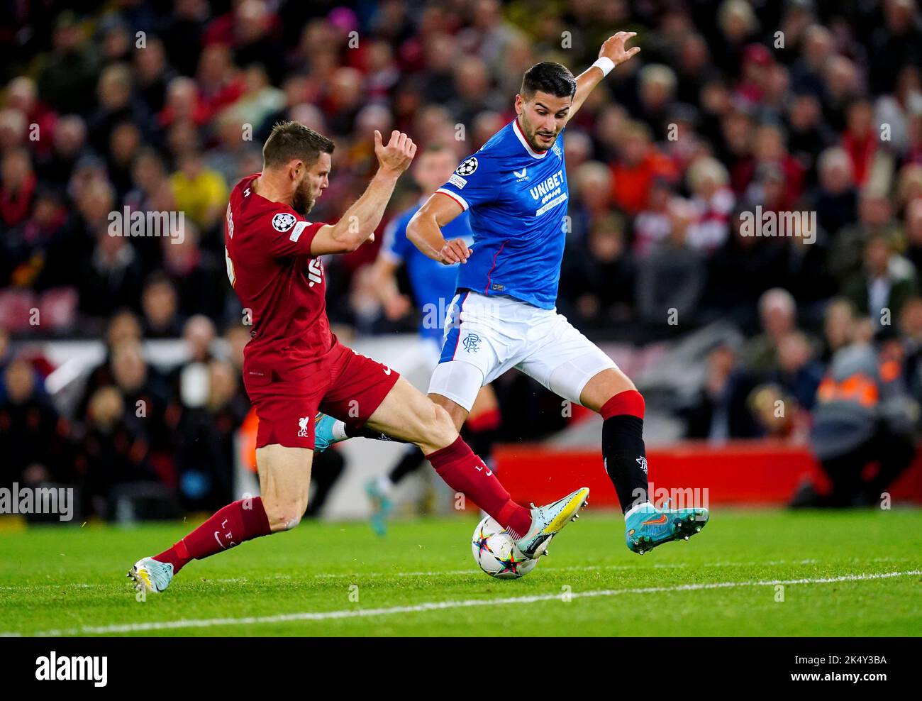 Antonio-Mirko Colak des Rangers (à droite) et James Milner de Liverpool ...