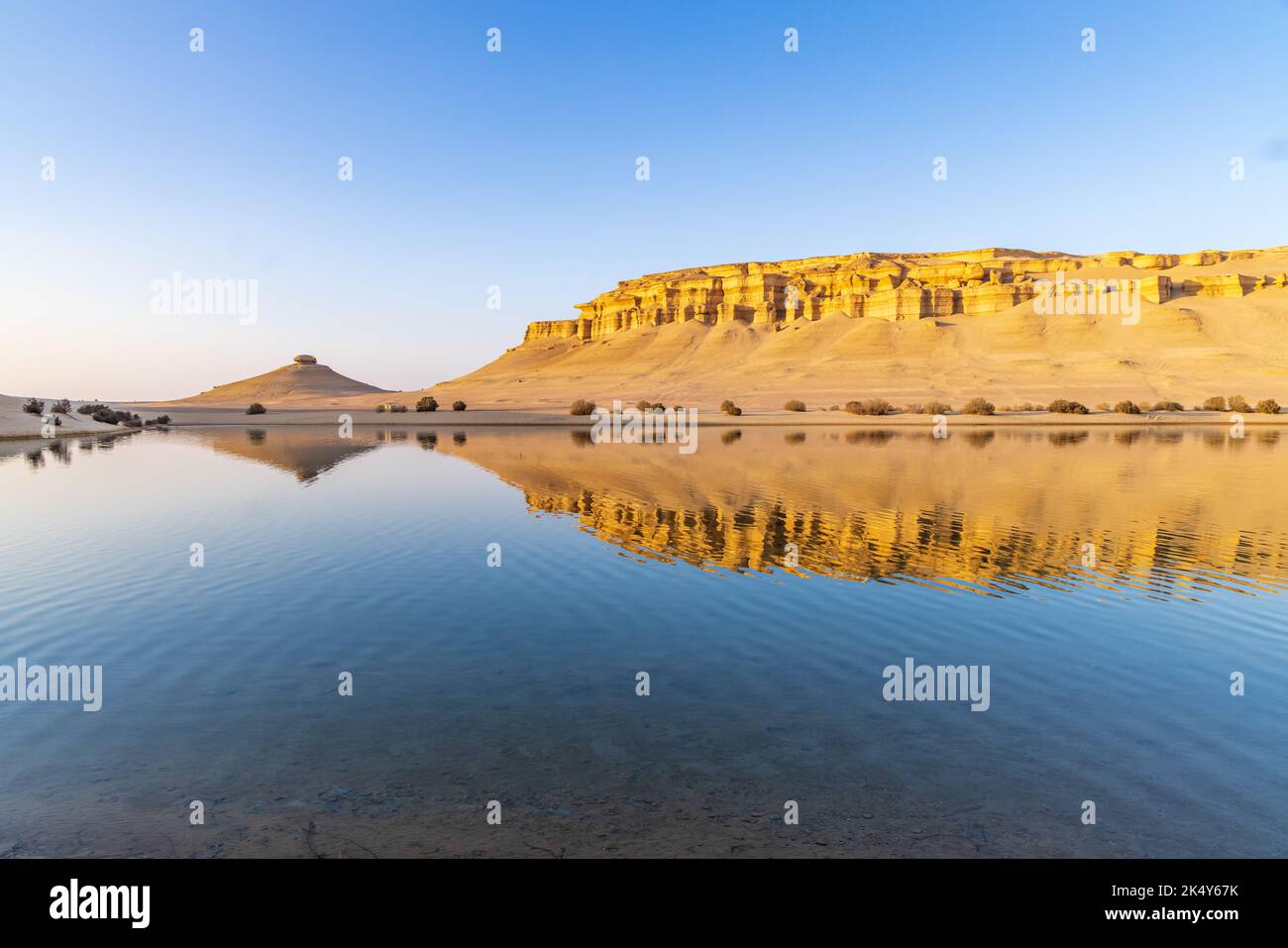 Lac de Qarun, oasis de Faiyum, Égypte. Réflexions dans le lac de Qarun ...