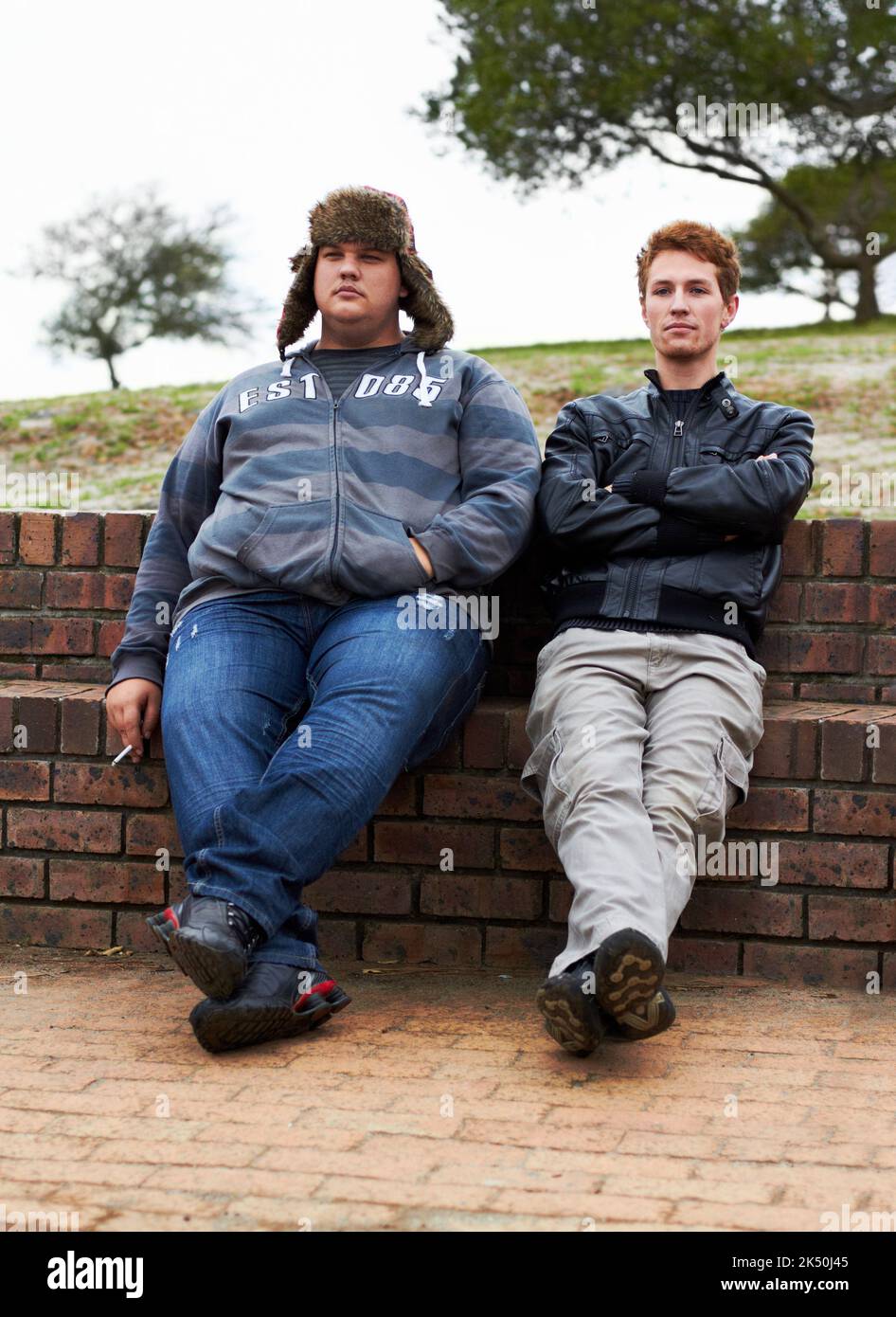 Faire froid dans le dos avec mon copain. Un homme obèse ayant une fumée ...