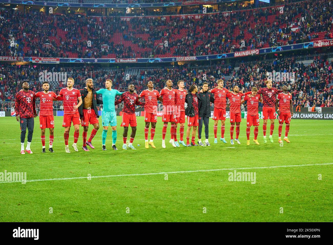 L'équipe de la FCB fête avec les fans: Alphonso DAVIES, FCB 19 Noussair ...